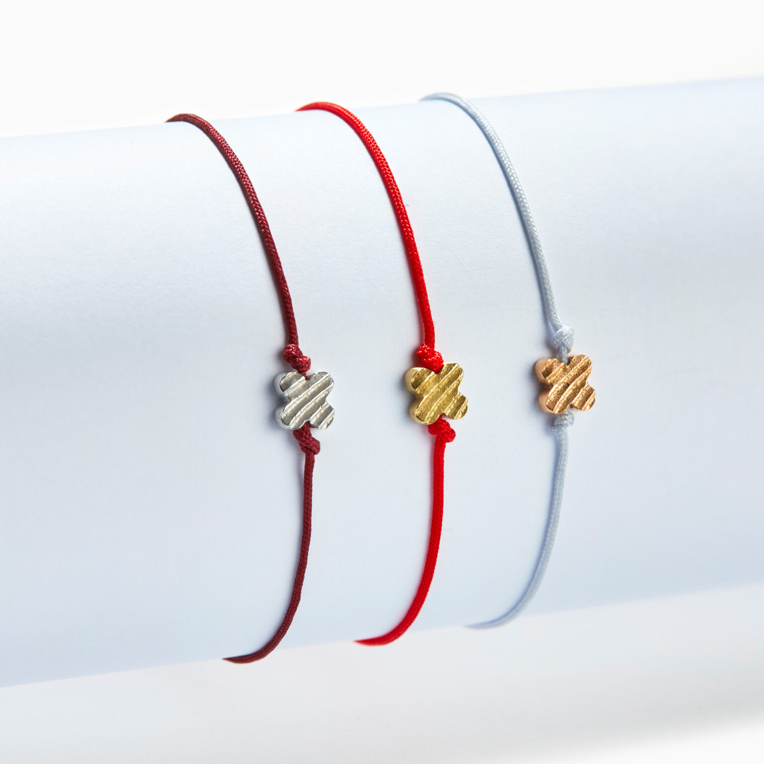 Šňůrkový náramek Čtyřlístek bílé zlato | VERA NOVAKOVA Jewellery