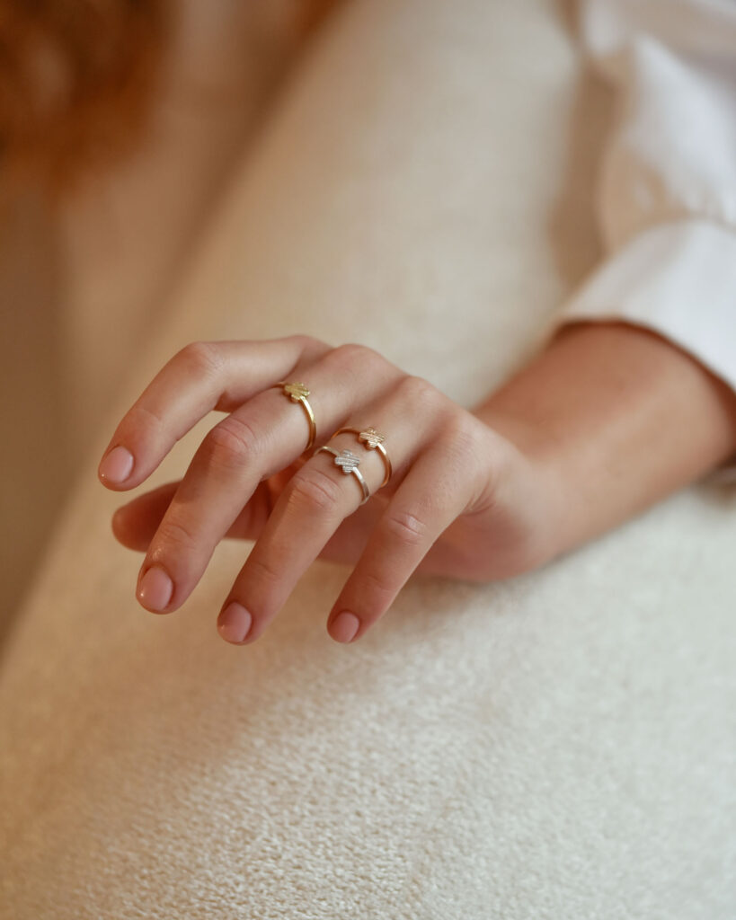 Prsten Čtyřlístek mini bílé zlato | VERA NOVAKOVA Jewellery