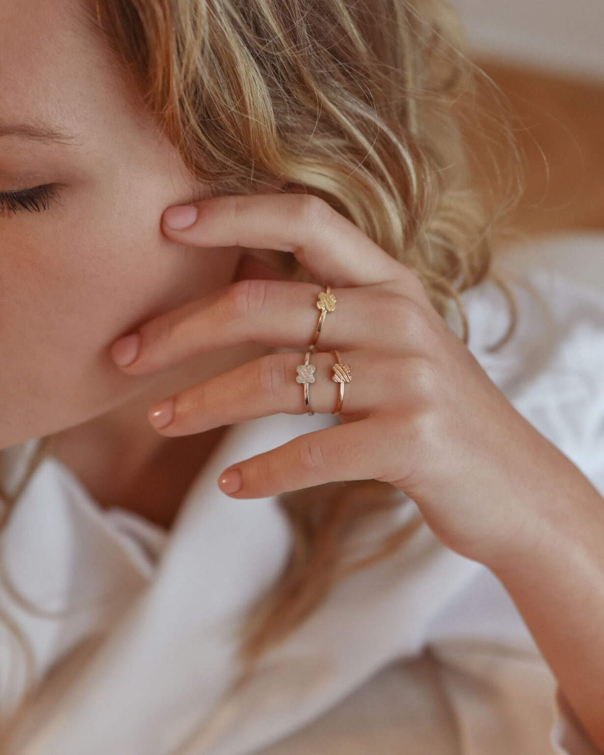 Prsten Čtyřlístek mini bílé zlato | VERA NOVAKOVA Jewellery